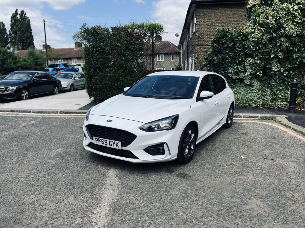 Get the White Ford Focus 1.0T EcoBoost ST-Line – Buy Now!